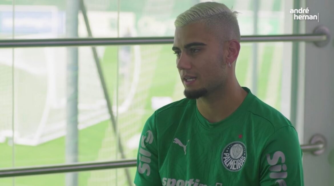 Andreas Pereira ignora Flamengo ao falar sobre a estrutura do Palmeiras.