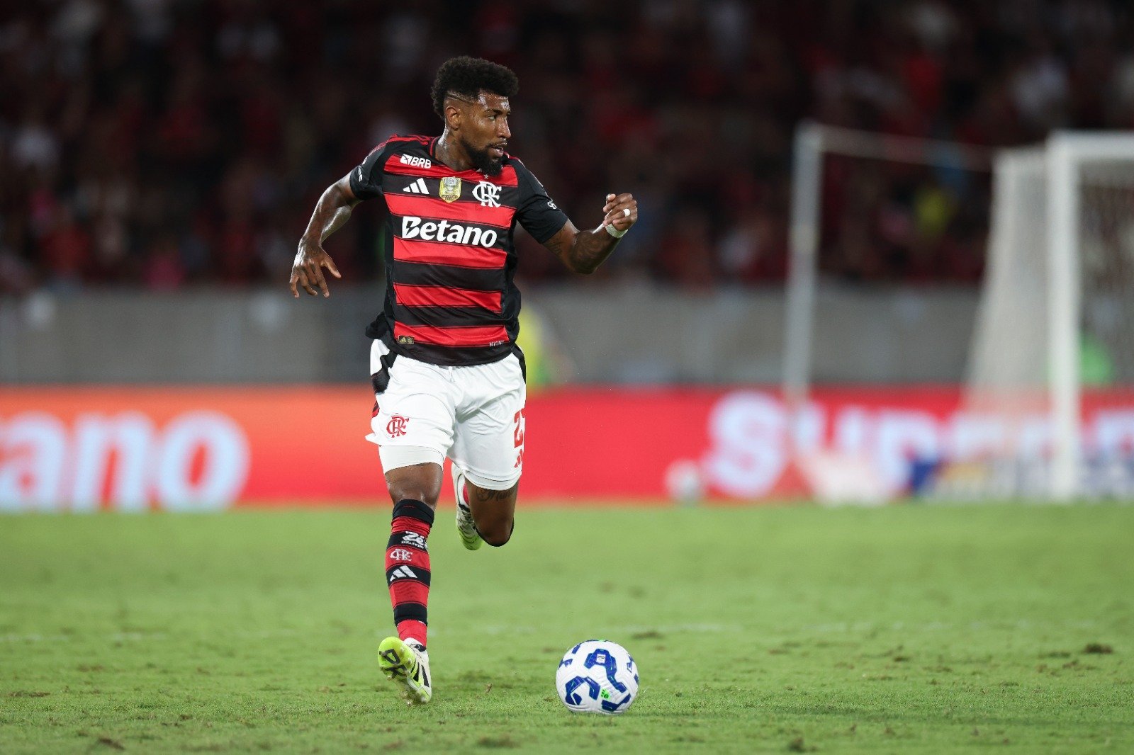 Emerson Royal se destaca entre os laterais do Brasileirão pelos números ...
