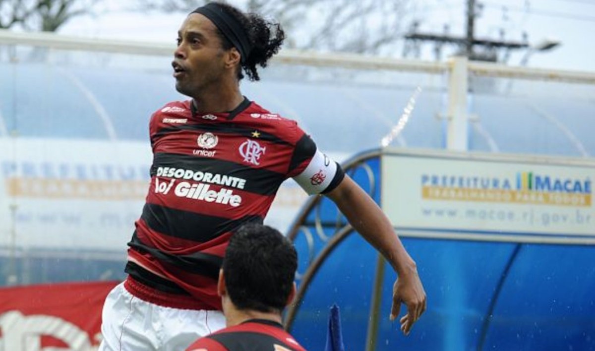 Ronaldinho Gaúcho felicita o Flamengo pelos 130 anos de história do clube.
